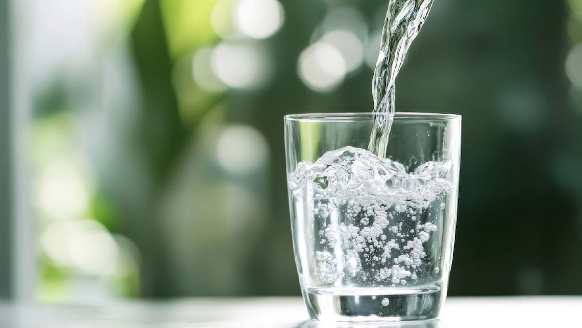 Este apa alcalină cu adevărat mai sănătoasă?