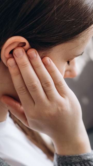 Durere de ureche: Cand sa ne ingrijoram? Cauze, Simptome & Tratament