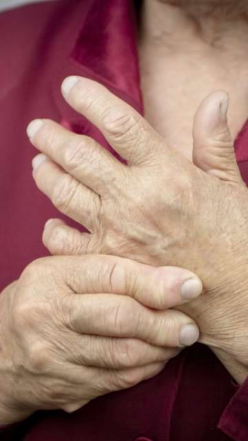 Ce simptome are poliartrita reumatoida la femei?